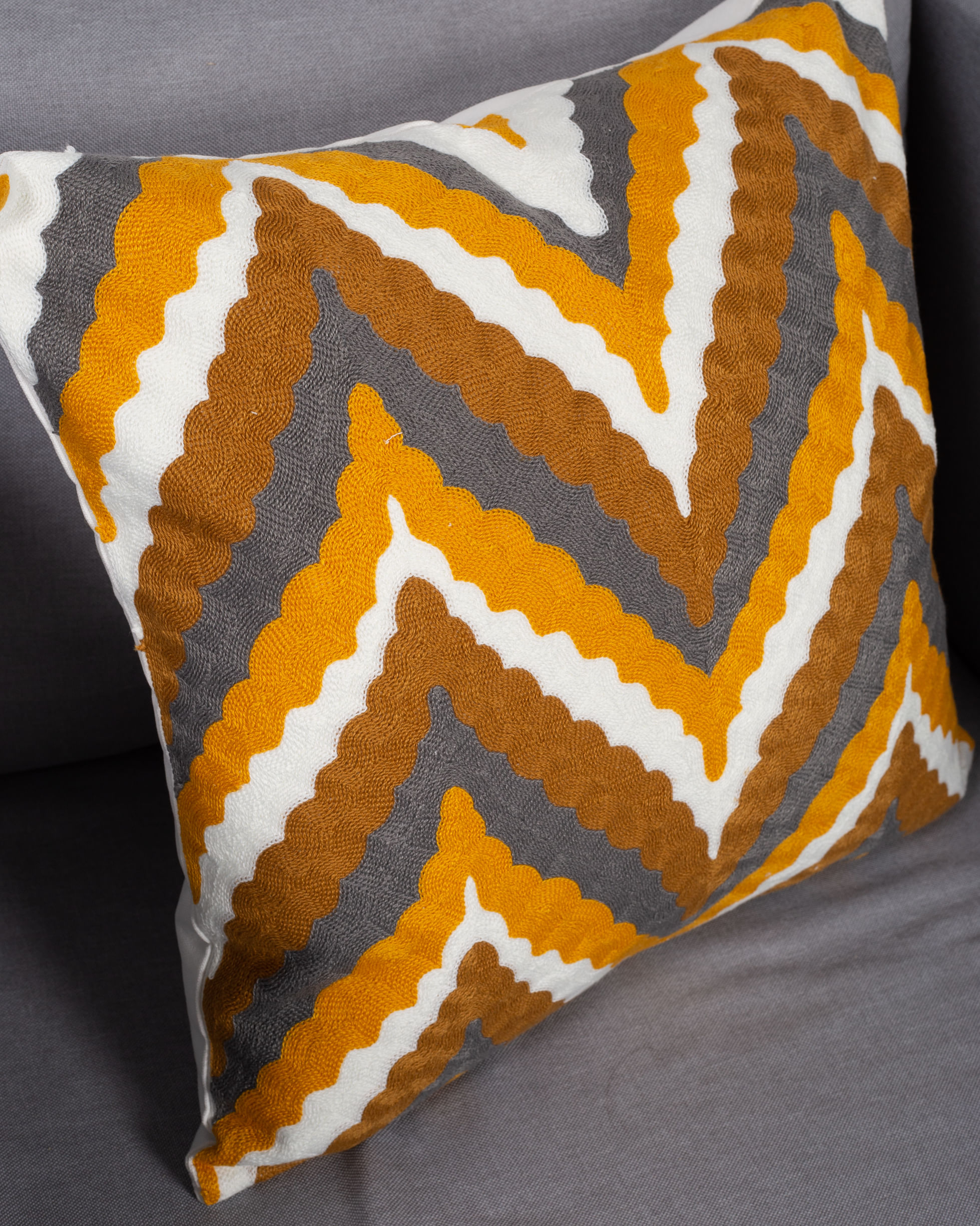 Fata de perna cu model brodat colorat - Miniprix